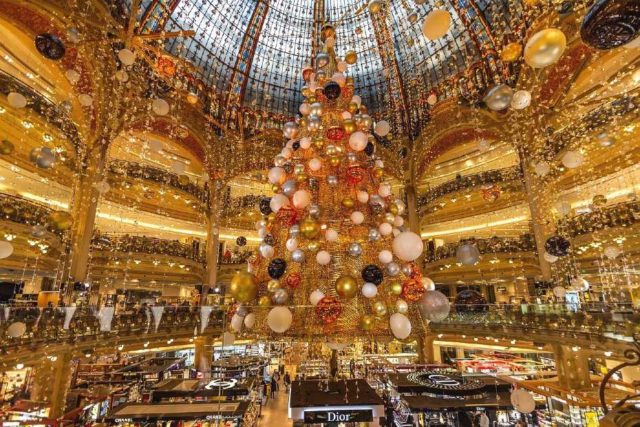 18 Incredibly Exciting Ways To Spend Christmas In Paris